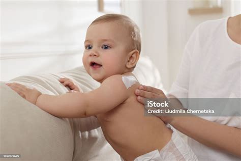 집에서 어린 아기에게 바디 크림을 바르는 어머니 근접 촬영 2명에 대한 스톡 사진 및 기타 이미지 2명 6 11 개월 가족 Istock