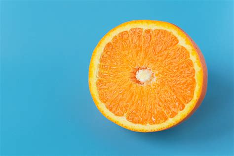 파란색 배경에 잘 익은 육즙이 오렌지 감귤류 채식주의자를 위한 비타민과 음식 감귤류 과일에 대한 스톡 사진 및 기타 이미지 감귤류 과일 건강한 생활방식 건강한 식생활