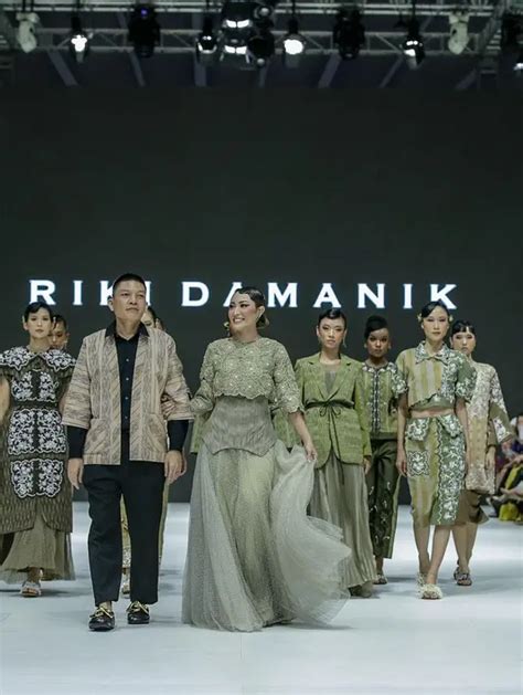 Penampilan Artis Pakai Wastra Melenggang Jadi Model Di Panggung JFW Untuk Dekranasda Kota