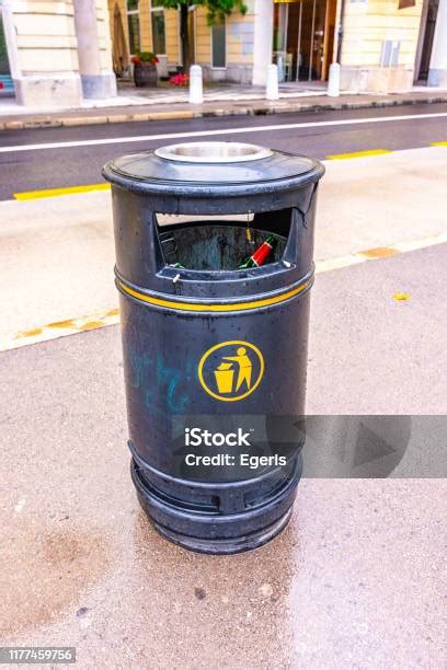 도시 거리에서 쓰레기가 있는 쓰레기통 도로에 검은 색 재활용 쓰레기통 가방에 대한 스톡 사진 및 기타 이미지 가방 개념 개념과 주제 Istock
