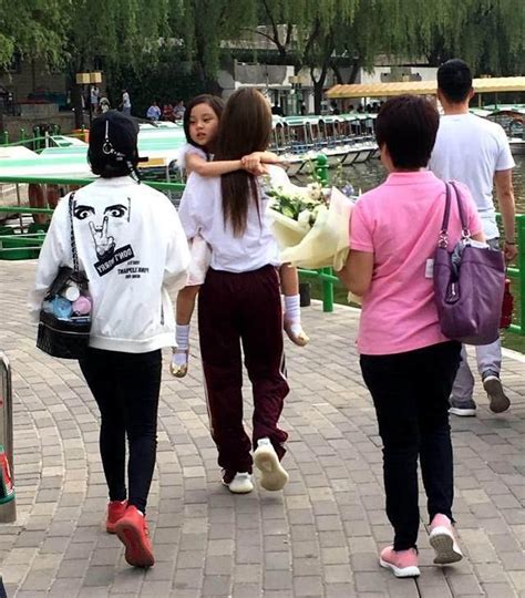 李小璐全面停工在家帶甜馨，乃亮助理點讚「李小璐不要臉」搞事情 每日頭條