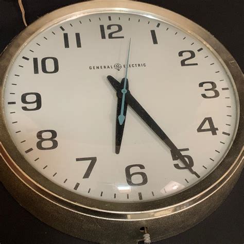 Vintage General Electric Wall Clock Model 2012 Lr Hs