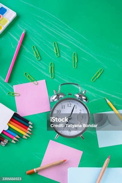 학교 개념으로 돌아 가기 녹색 배경에 학용품 및 알람 시계 복사 공간 평면도 0명에 대한 스톡 사진 및 기타 이미지 0명 개념 개체 그룹 Istock