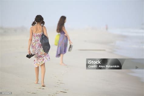 두 걸스 산책 유클리드의 죤스 플라주 유클리드의 해질녘까지 14 15 살에 대한 스톡 사진 및 기타 이미지 14 15 살