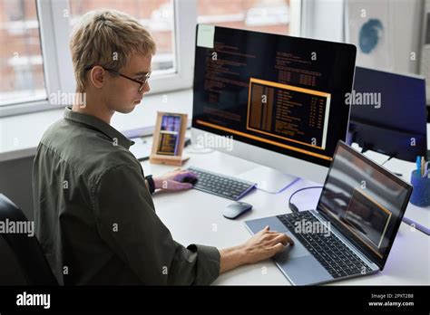 Rückansicht Eines Jungen Programmierers Mit Brille Der Während Der Arbeit An Seinem