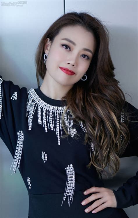 容祖儿时尚风范：她的波浪发与红唇交相辉映，迷人的玉腿搭配尖头高跟尽显优雅（23） 图片 名腿网