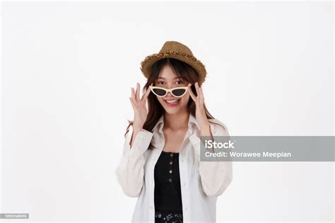 행복한 젊은 여성의 이미지는 흰색 배경 위에 고립 된 선글라스와 모자를 착용합니다 여행 개념 가방에 대한 스톡 사진 및 기타 이미지 Istock