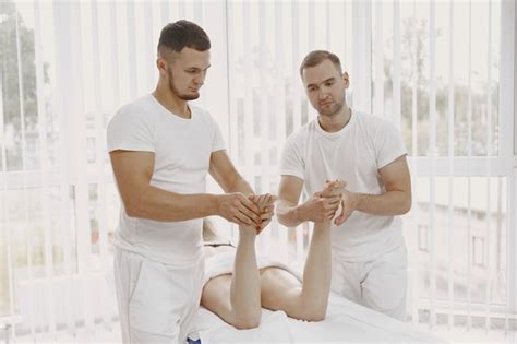 Le Massage à Quatre Mains Concept De Soins De Santé Et De Beauté
