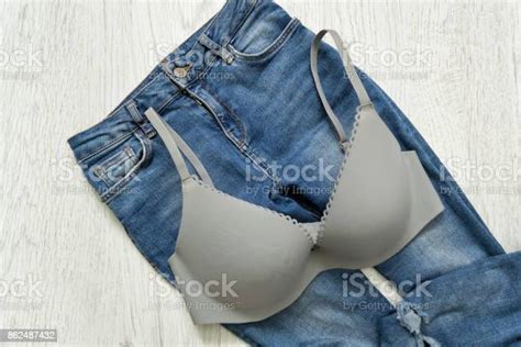 청바지 여자의 옷장에 회색 몸통입니다 세련 된 개념입니다 개념에 대한 스톡 사진 및 기타 이미지 개념 개체 그룹 공휴일