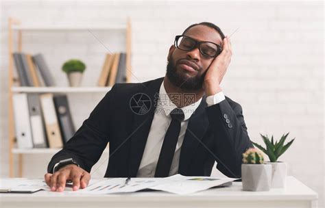 疲倦的年轻黑人商在工作场所打午睡超工复制高清图片下载 正版图片503931010 摄图网