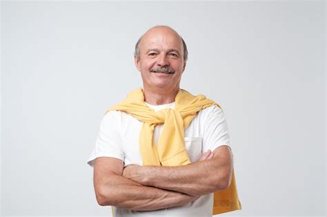 매력적인 잘생긴 수석 남자 캐주얼 옷 팔 교차 하 고 미소를 유지 T 셔츠에 대한 스톡 사진 및 기타 이미지 T 셔츠 긍정적인 감정 표현 기업가 Istock