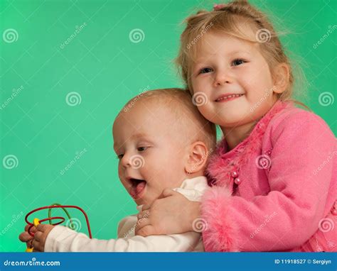 Due Bambini Di Gioco Sorridenti Immagine Stock - Immagine di vetro ...
