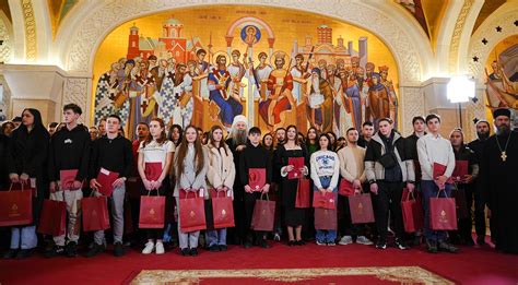 Патријарх Порфирије поделио стипендије ученицима и студентима из вишедетних породица СРПСКА