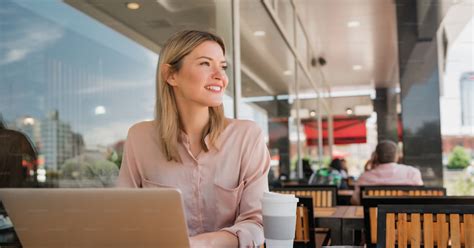 커피숍에서 노트북으로 작업하는 젊은 사업가의 초상화 사업 개념입니다 사진 Unsplash의 노트북 사용 이미지