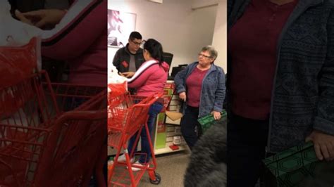 Una mujer recrimina a dos latinas por no hablar inglés en una tienda