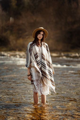 Boho 개념 여행 아름 다운 여자 여행자 입고 모자와 판 초 서 강 세련 된 옷 물에 강에 대한 스톡 사진 및 기타 이미지