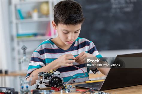 클래스에 로봇을 구축 하는 동안 와이어와 함께 작동 하는 소년 초등학교에 대한 스톡 사진 및 기타 이미지 초등학교 로봇 컴퓨터 Istock
