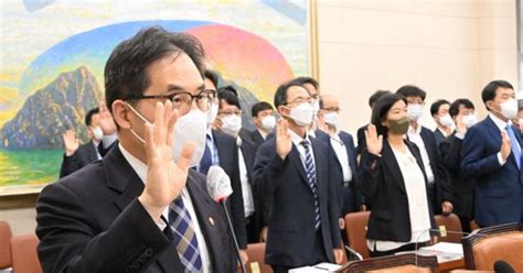 [단독] 골프 접대 고위공무원 공정위 선처 요구 논란 김영란법 위반