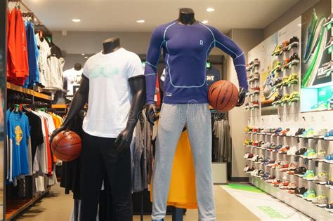 Loja Das Vendas Da Roupa Dos Esportes E Das Sapatas Dos Esportes Foto
