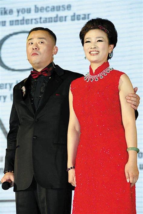 周立波攜富豪妻子回國，妻子把大牌穿成地攤貨，他穿緊身褲更尷尬 每日頭條