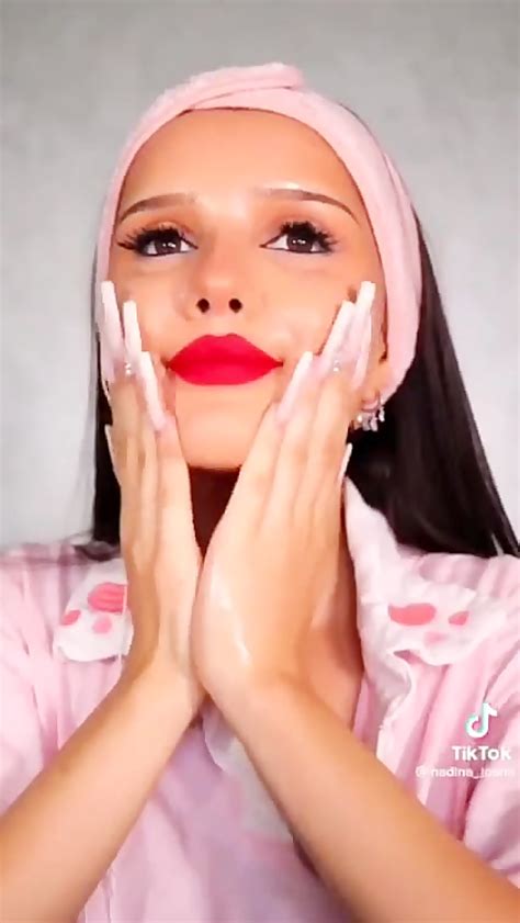 روتین پوستیروتیننادیاپاک کردن ارایشپر سر و صدا