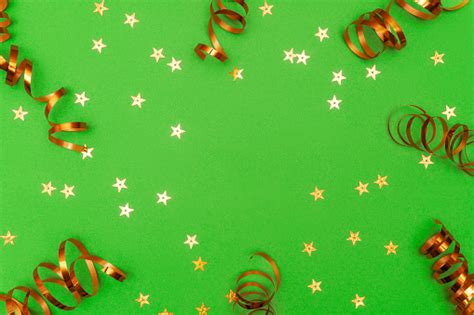 파티 금 색종이 별과 스트리머에 대한 배경 녹색 민트 색상의 배경입니다 공간을 복사합니다 상단 보기 플랫 레이 0명에 대한 스톡 사진 및 기타 이미지 Istock