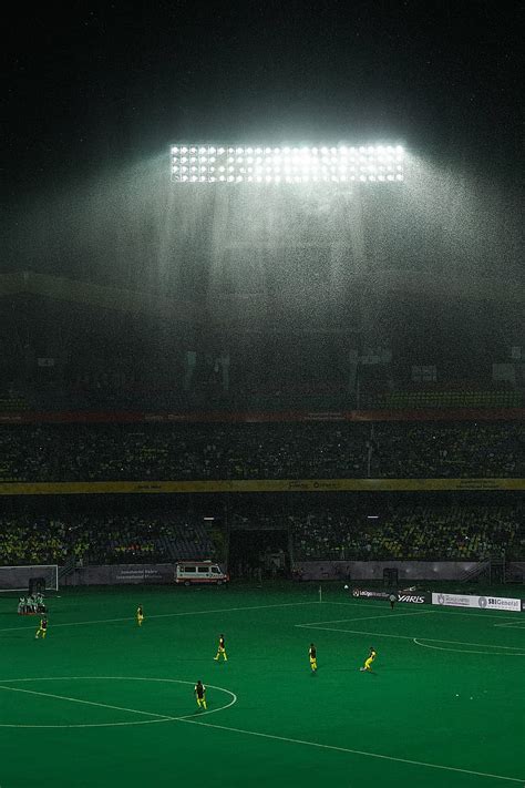 720p 무료 다운로드 축구 비 경기장 스포츠 사람들 군중 럭비 경기장 Hd 전화 배경 화면 Pxfuel
