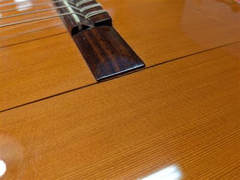 Réparation fente de table sur guitare classique TB Lutherie