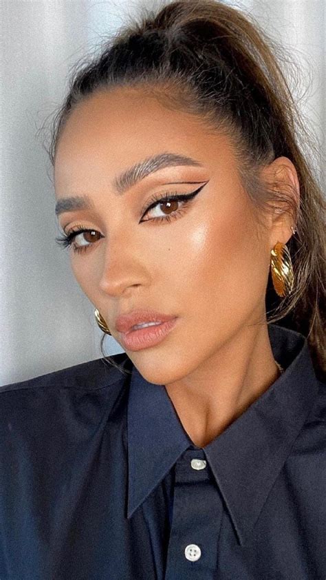 Elevate Your Fall Makeup With These Elegantly Modern Graphic Eyeliner
