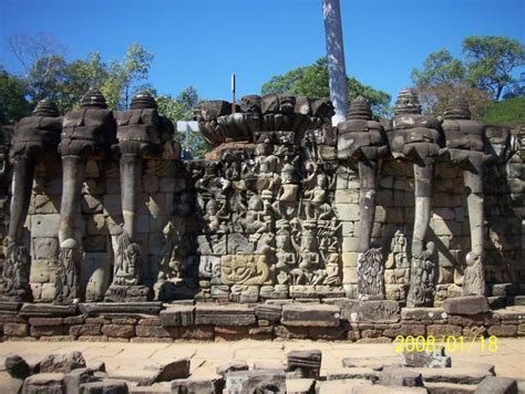 アンコール・トム アンコールの遺跡群 世界遺産オンラインガイド