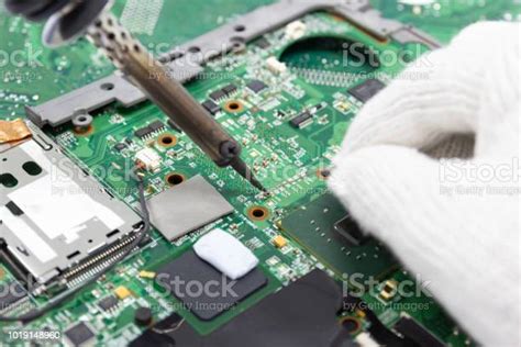 전자 컴퓨터의 회로 기판의 납땜 컴퓨터의 개념 기술에 의해 수리 기술자 회로 하드웨어 Cpu에 대한 스톡 사진 및 기타 이미지 Cpu Stem 주제 개념 Istock