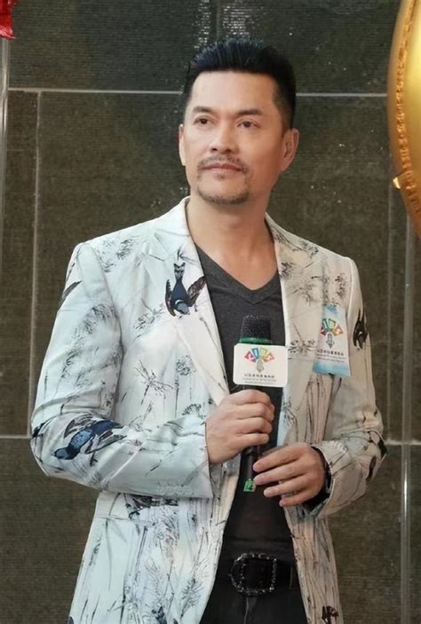 呂良偉一家三口合體，富婆妻子年輕靚麗，兒子五官像爸身材太拉胯 每日頭條