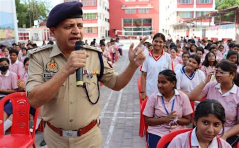 डीसीपी ट्रैफिक ने छात्र छात्राओं को पढ़ाया यातायात नियमों का पाठ Smupnews