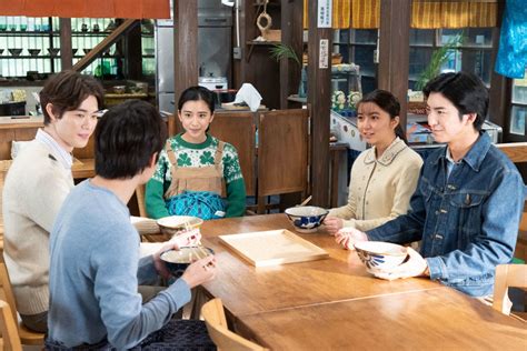 連続テレビ小説「ちむどんどん」第113話。ちむどんどんにて。左から矢作（井之脇海）、和彦（宮沢氷魚）、暢子（黒島結菜）、歌子（上白石萌歌）、智