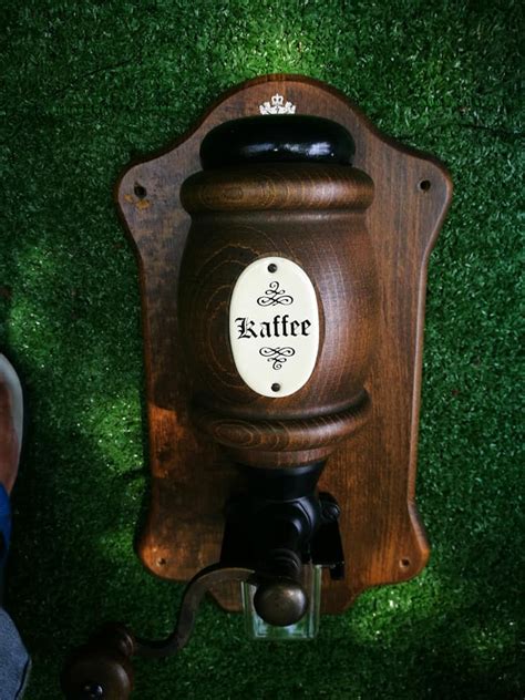 ตัวบดกาแฟติดผนังงานไม้ โรงคั่วกาแฟโอ่งดินเผาซาไกคอฟฟี่