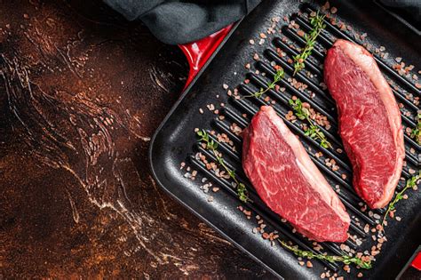 등심 스테이크 또는 브라질 Picanha 그릴 프라이팬에 생 대리석 쇠고기 고기 어두운 배경 평면도 복사 공간 피카냐에 대한 스톡 사진 및 기타 이미지 Istock