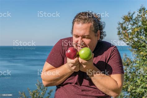과일을 먹고 바다에 재미 있는 뚱뚱한 남자 휴가 체중 감량과 건강 한 식습관 건강한 생활방식에 대한 스톡 사진 및 기타 이미지 건강한 생활방식 건강한 식생활 과일
