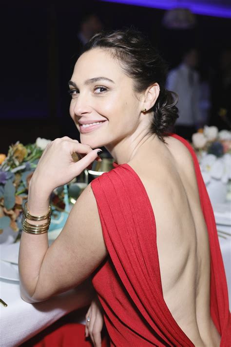 Gal Gadot Si Wonder Woman Pamer Punggung