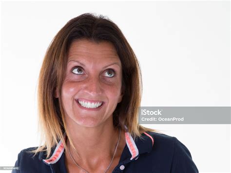 사랑 스럽다 꽤 젊은 슬림 여성 팔 넘어 블루 폴로 옷을 입고 명랑한에 대한 스톡 사진 및 기타 이미지 명랑한 미소 백인종 Istock