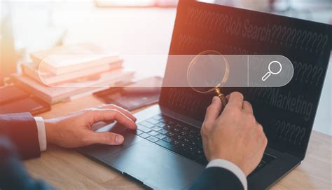 Seo 데이터 검색 기술 검색 엔진 최적화 돋보기 검색창을 들고 있는 사업가 정보를 찾고 있다 웹사이트와 함께 Search Console 사용 인터넷 네트워킹 개념 0명에