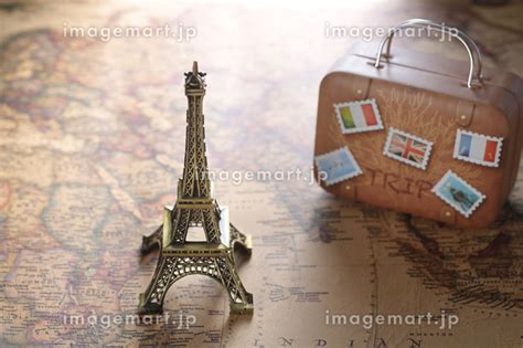 世界地図と飛行機とエッフェル塔の模型を使った海外旅行のイメージの写真素材 240097301 イメージマート