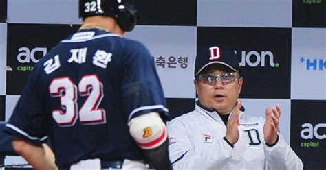 김태형 감독 김재환 홈런에 박수로 축하 Mk포토