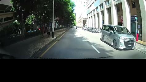 澳門豐田7人車敗類亂泊行車路導致貨車狗敗類逆駛直衝對向車by Robalo Youtube