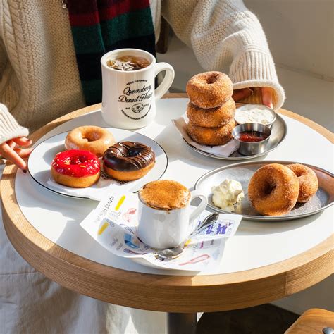 퀸즈베리 도넛 하우스 1월 10일 금요일 퀸즈베리도넛하우스 2호점을 양재천에 오픈합니다🙏🏻 1호점 오픈 당시 한국엔 튀긴 케이크 도넛만 취급하는 전문점이 거의
