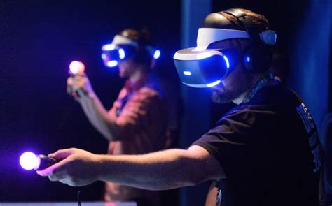 Игра в очках виртуальной реальности и игровые автоматы в клубе VR72 ...