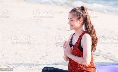 아시아 여 자가 앉아 모래 해안선에 손을 Mudra 요가 포즈를 하 고 해변 진정 및 개념 웰빙과 건강 한 라이프 스타일 기도