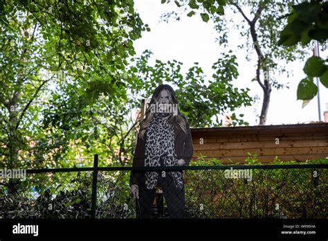 Eine Lebensgroße Karton Ausschnitt Der Deutschen Supermodel Heidi Klum In Einem Garten In Berlin