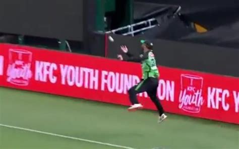 Glenn Maxwell Executes Unbelievable Catch Against Brisbane Heat In Bbl