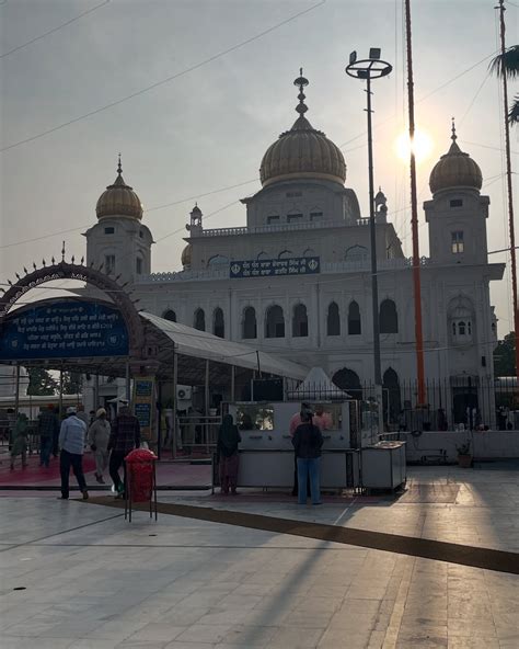 ਸਲੋਕ ਕਬੀਰ ॥ ਗਗਨ ਦਮਾਮਾ ਬਾਜਿਓ ਪਰਿਓ ਨੀਸਾਨੈ ਘਾਉ ॥ ਖੇਤੁ ਜੁ ਮਾਂਡਿਓ ਸੂਰਮਾ ਅਬ
