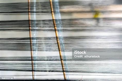 닫기 최대의 실크 길 쌈 기계에 태국 전통 실크 수 제 실크 섬유 직조 기 길 쌈 고대의에 대한 스톡 사진 및 기타 이미지